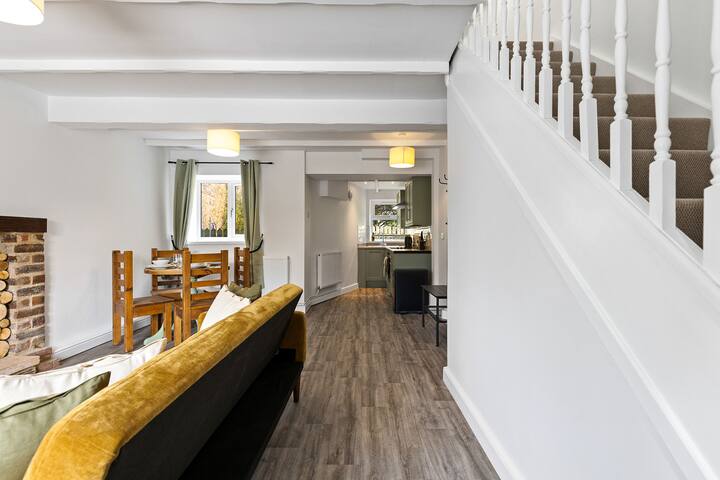 Cosy Cottage With Castle Views | Sleeps 4 - Queen's Park