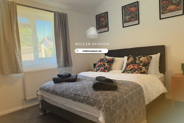 Gatwick 2 Bed Flat Private Parking - Redhill