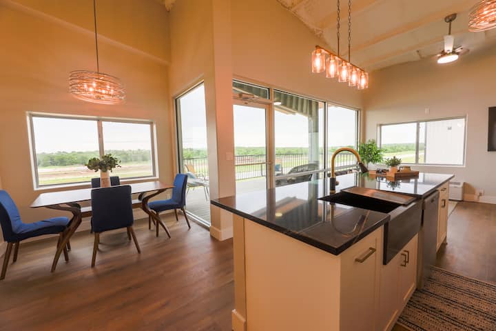 #4 Airplane/hanger Apartment 2 Bedrooms 2 Baths - Salado, TX