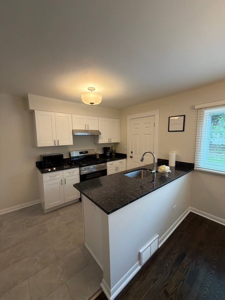 3 Bed 1 Bath Apt. Near Navy Base - Waukegan, IL