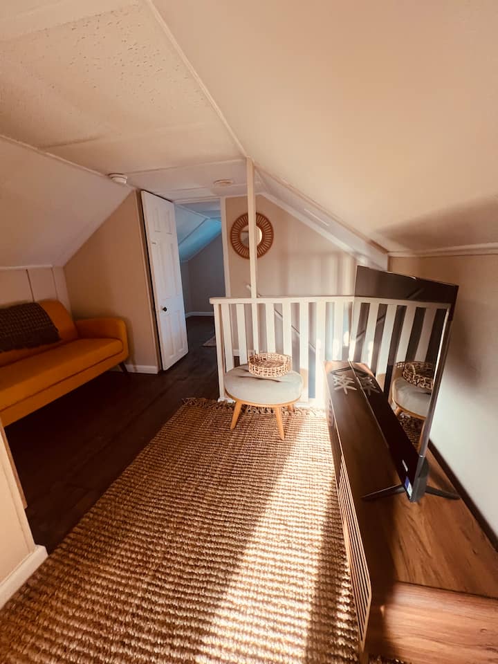 Cozy Attic Escape Steps From The Beach - Toms River, NJ