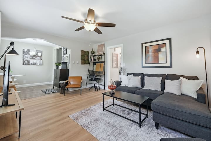 Lavish | Pet Friendly | Full Kitchen | Wi-fi - Fort Wayne, IN