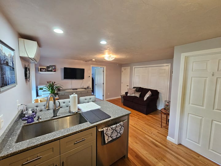 Nini's Apartment - Mansfield, MA
