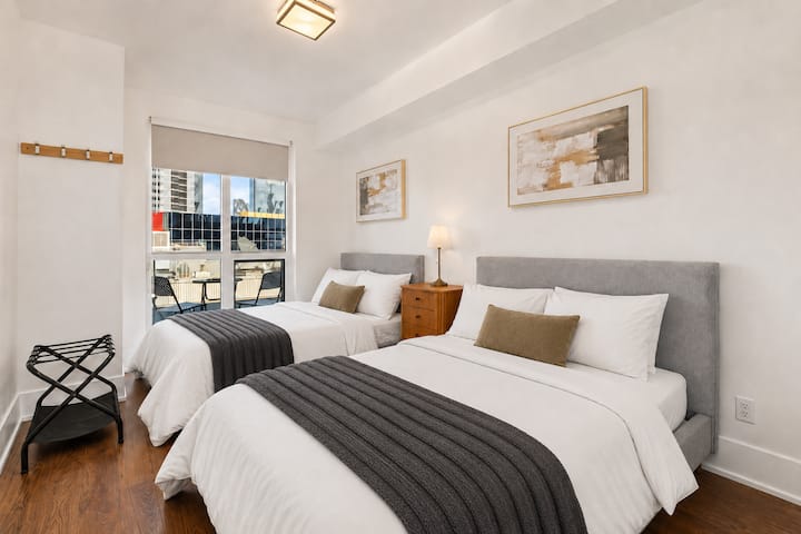 Cozy 2br Condo | Sleeps 6 | Parking + Amenities - Toronto