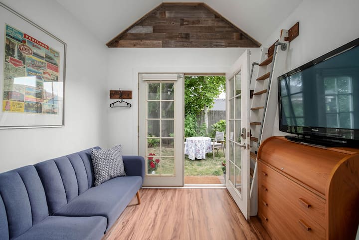 Tiny Living Big Comfort Walk To The Max Line - Portland, OR