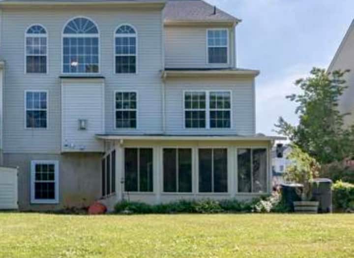 Modern Private 3br First Level  Retreat W/ Patio - Delaware