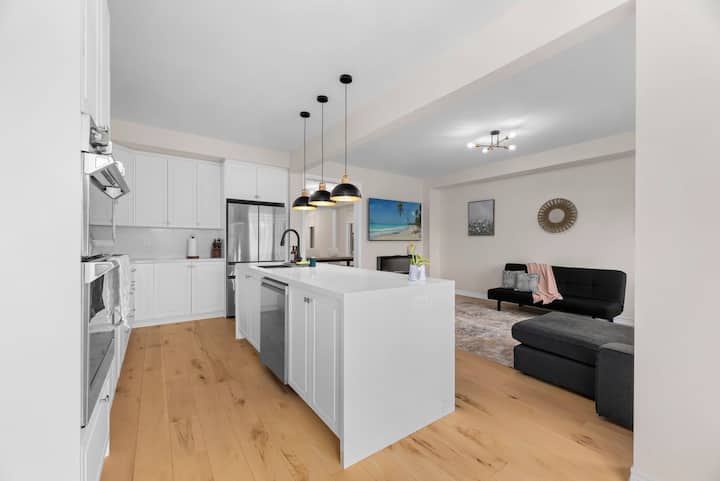 Aqua Manor: Modern Home 9b/3.5b Including Basement - Pickering