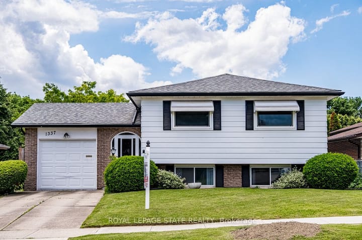 *Coming Soon!* 5 Bedroom Crew House | Large Yard - Burlington