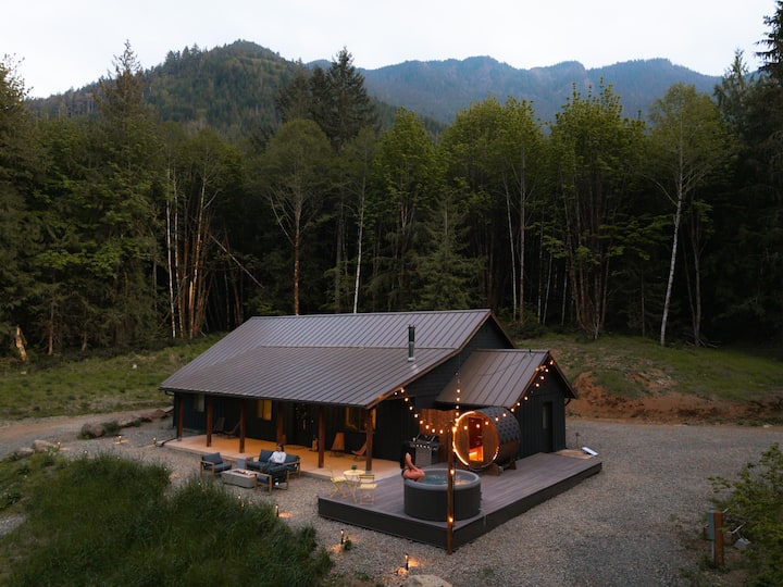 28-acre Olympic Cabin · Hot Tub + Sauna · Private - Lake Crescent, WA