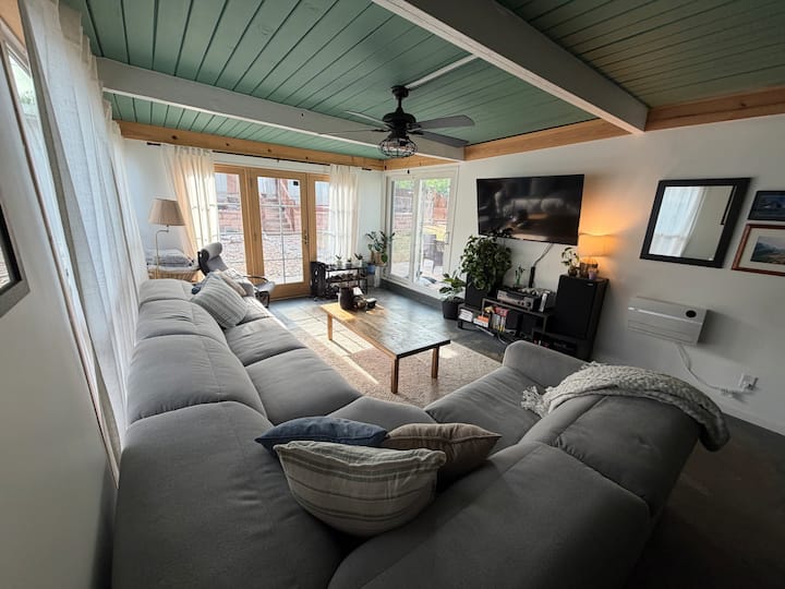Cozy & Sunny Ranch Central Denver W/ 2 Car Garage! - Englewood, CO