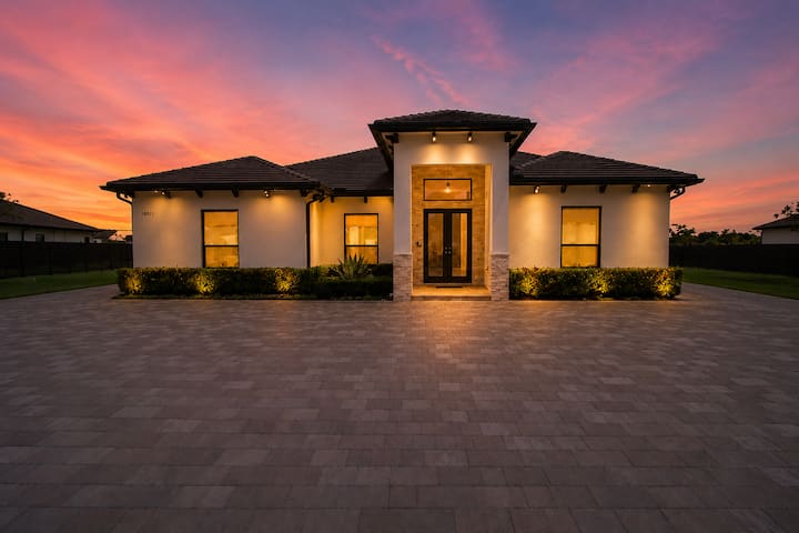 Villa Castillo Oasis / Pool, Jacuzzi & Game Room - The Bahamas