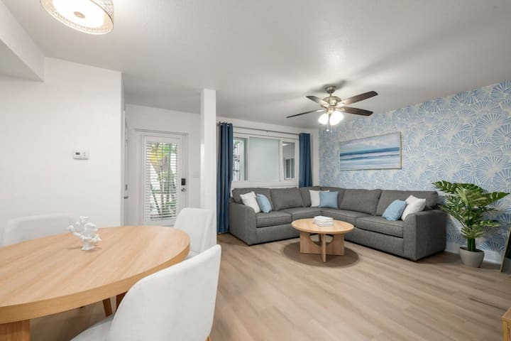 Tampa Resort Style Retreat With Pool - Tampa, FL