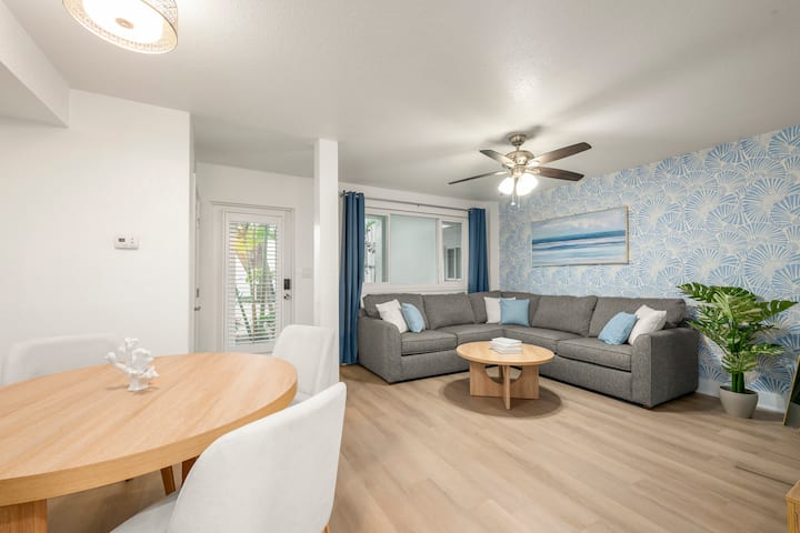 Tampa Resort Style Retreat With Pool - Tampa, FL