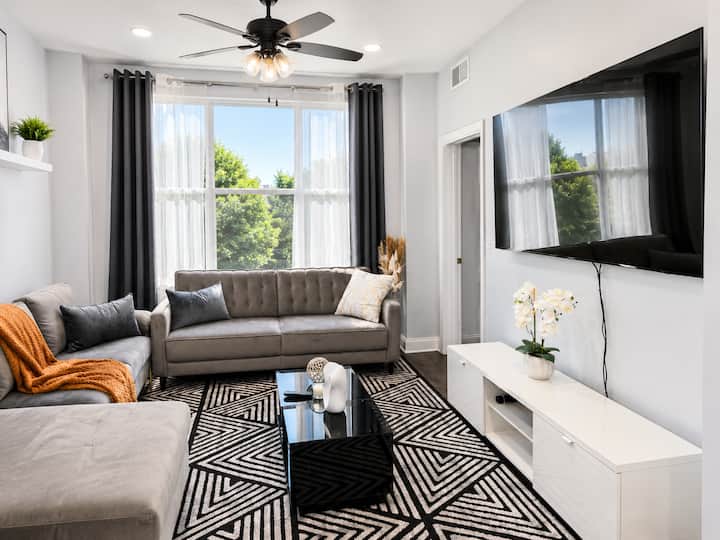Stylish 3br Near Downtown, Free Parking. - Chicago, IL
