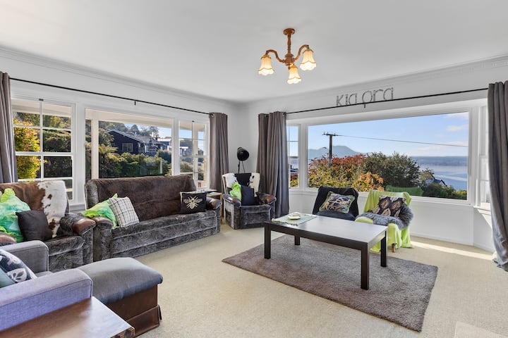 Relax And Recharge Overlooking Lake Taupo - Taupo