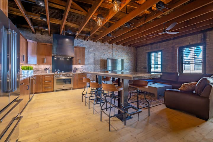 Historic Loft In The Heart Of Downtown Morganton - Morganton, NC