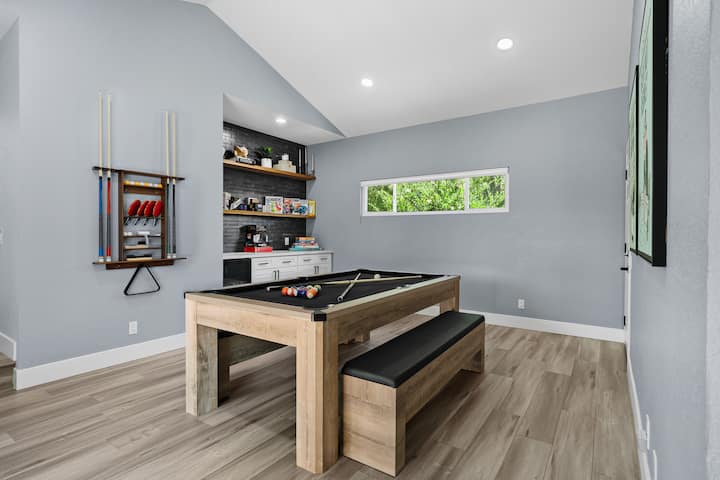 Spacious Family Retreat + Game Room Sleeps 12 - Escondido, CA