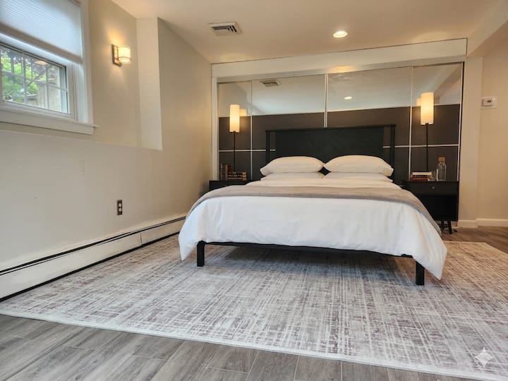 Modern Garden Level Queen Studio Ste With Kitchen - Weston, MA