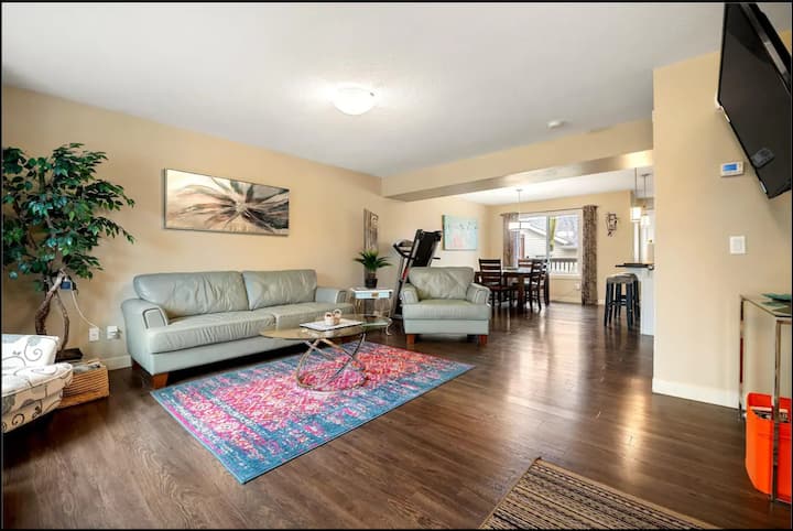 Elegant 4br Family Home • Sleeps 9 • Garage - Edmonton, Canada