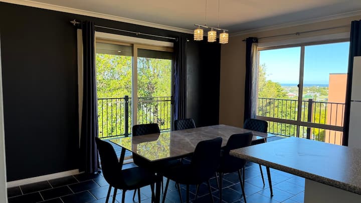 Highland View | Spacious Family Escape - Lakes Entrance