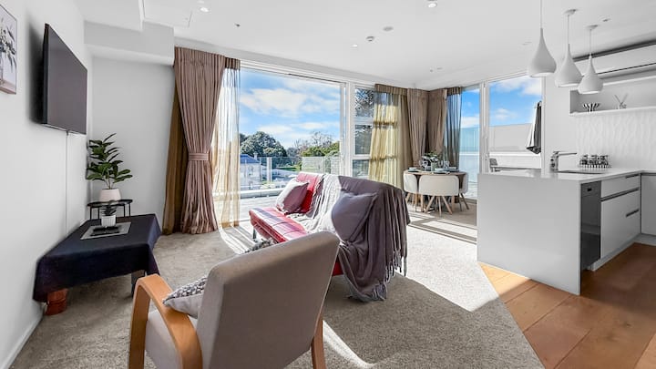 Hypatia Heights | 2-bed Quality Apt. | Spa & Pool - Auckland
