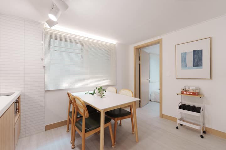[New Open] #신논현역 도보 5분 #공항버스 도보 1분 2br 3bd 아늑한 숙소 - Seoul
