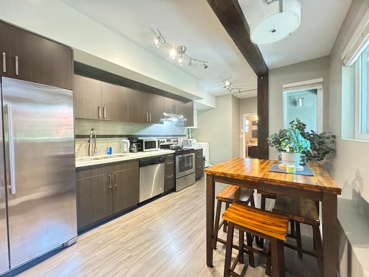 Hidden Garden Suite Near Edgemont Village - West Vancouver