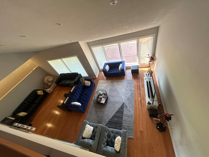 Spacious 2.5 Acres Estate W/ Sauna, Backyard, Etc - Brampton