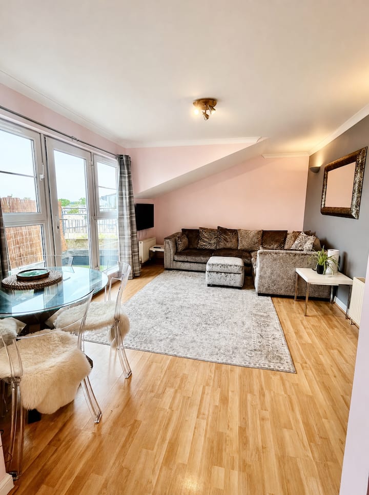 The Balcony Flat · 2-bed, 2-bath, Free Parking - Edinburgh