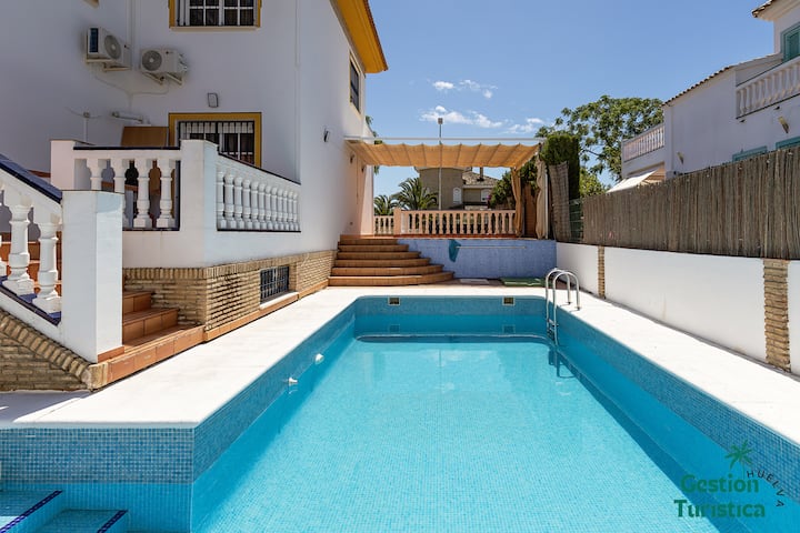 Chalet Con Piscina Privada En Punta Umbría - Huelva