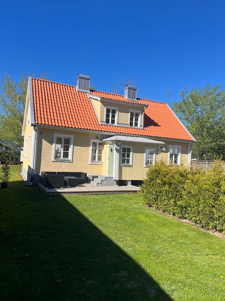 Lägenhet I Hus Med Egen Uteplats - Båstad
