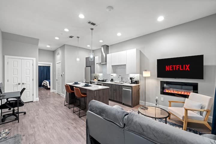 New Modern Apt+ Fireplace+free Parking+stockyards - Como - Fort Worth