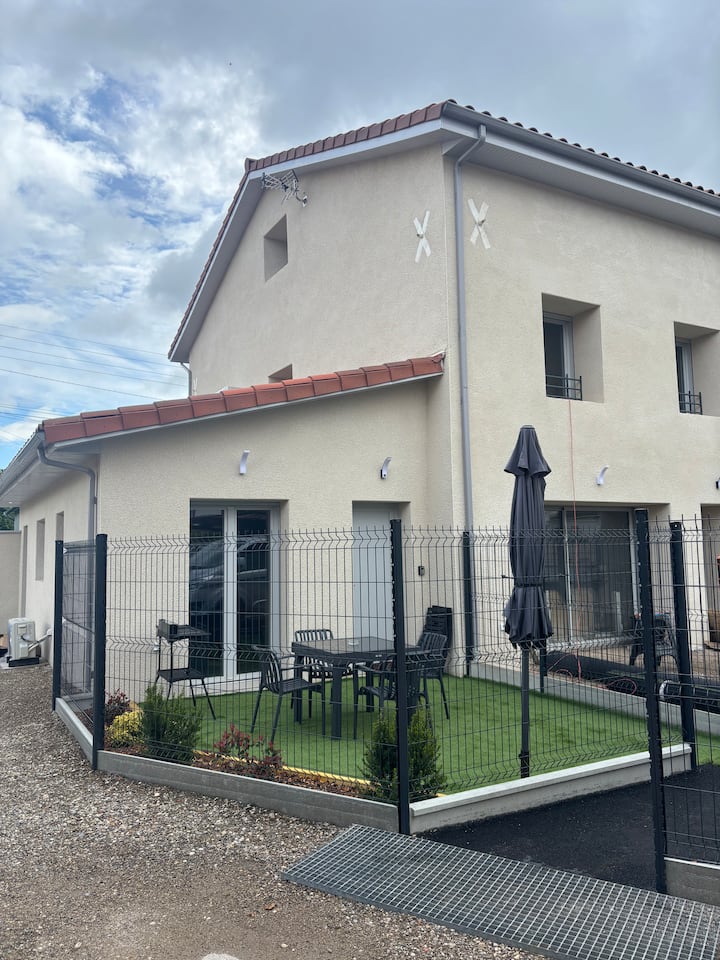 Bel Appartement En Rez De Jardin - Saint-Priest