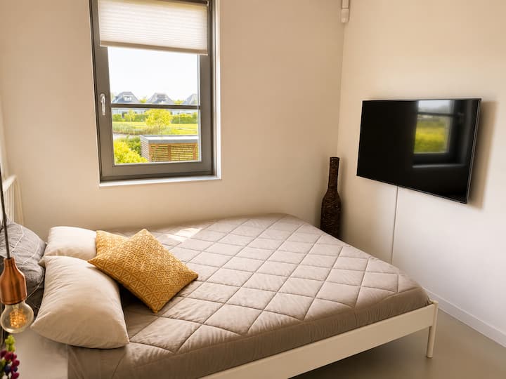 Villa Park Retreat With Lakeside Garden & Hottub. - Lelystad