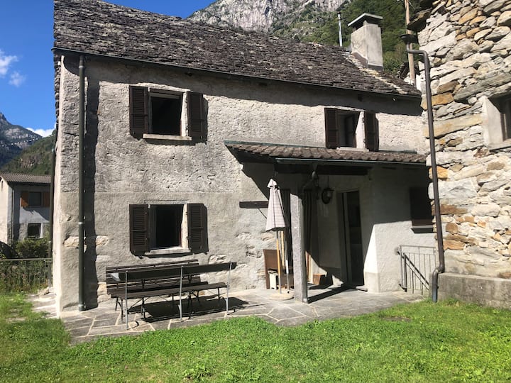 Casa Verzaschese Con Giardino In Valle Verzasca - Verzasca
