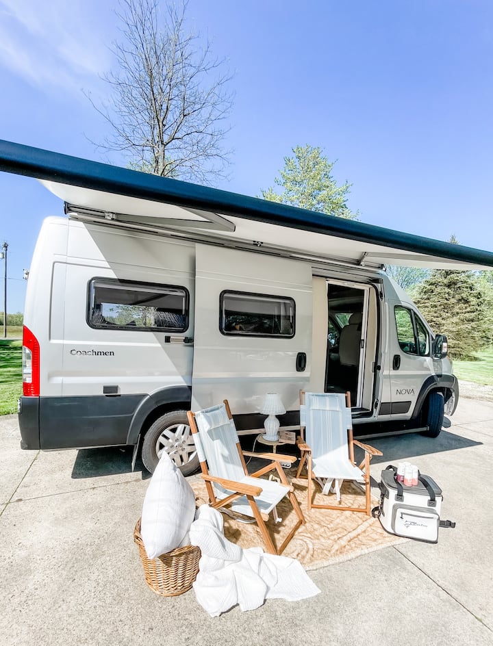 Cedar Point Cozy Couples Camping Van Stay. 5 Stars - Sandusky, OH