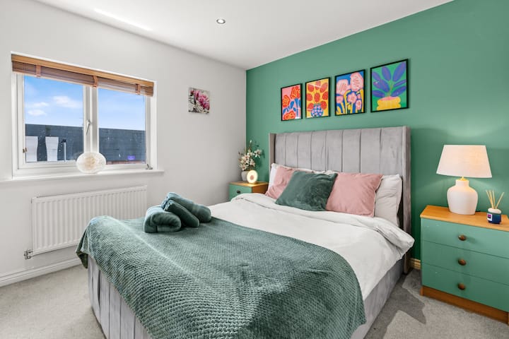 New! Stylish 3-storey Townhouse | Free Parking - Birkenhead