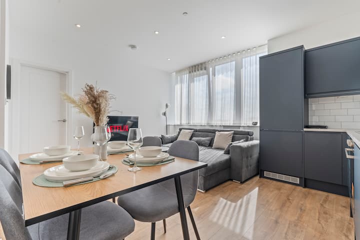 Chic 2-bed Apartment Near Heathrow - Sleeps 6 - Hounslow