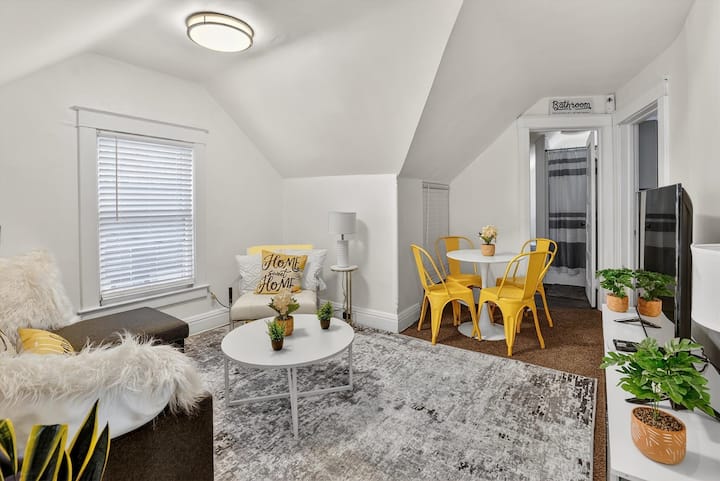Renovated / Dog Friendly / 4 Bedrooms / Sleeps 9 - Bay City, MI