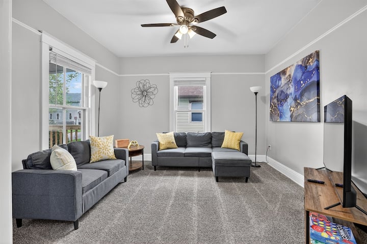 Renovated / Dog Friendly / 4 Bedrooms / Sleeps 9 - Bay City, MI