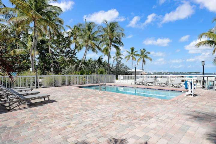 Waterfront Stay Near Dolphin Tours | 2 Units - Key Largo, FL