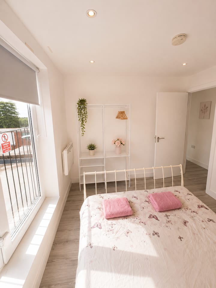 Bright And Comfortable Double Room In London - Epsom