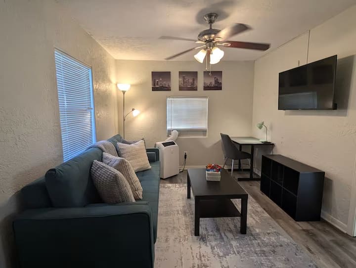 A1c-cozy Houston Retreat For Work Trips - South Houston, TX
