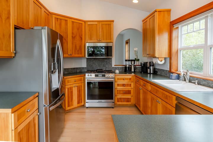 Modern Coastal Retreat • 4 Min Walk To Beach - Cannon Beach, OR