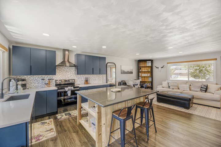 Easter House | Sunroom + Fire Pit | 4 Beds - Highlands Ranch, CO