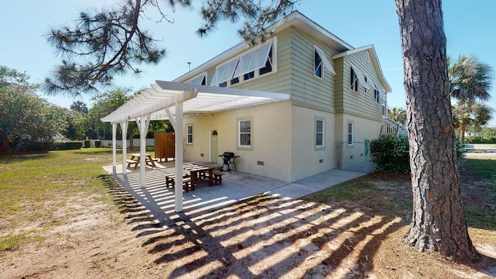 Updated Pet Friendly Beach Home, Large Screened Po - Mount Pleasant