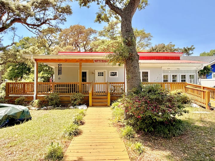 Trott To The Sea: Charming 3br Retreat, Oak Island - Oak Island, NC