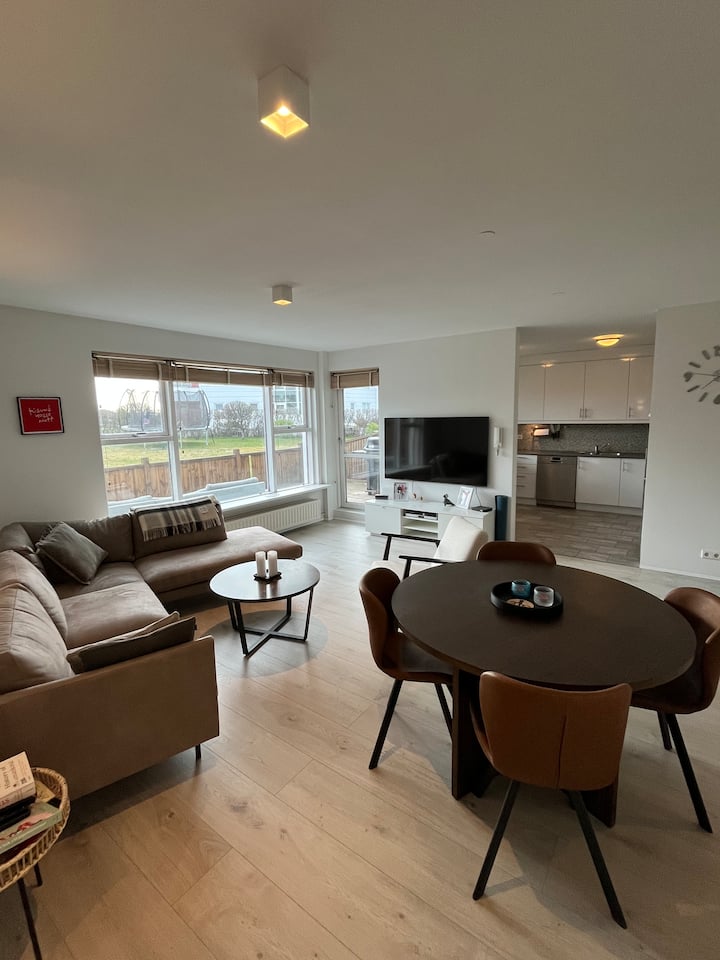 Cozy Modern Apartment With Free Parking And Patio - Reykjavik
