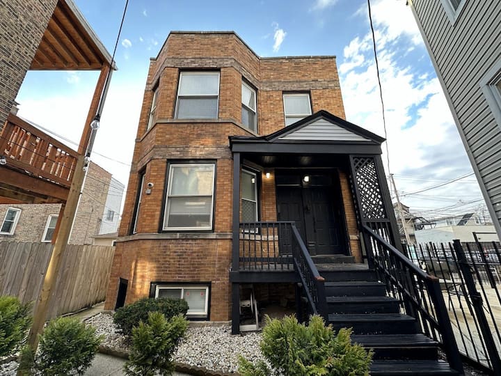 Sunlit Logan Square Hideaway | Deck + Easy Transit - Irving Park - Chicago