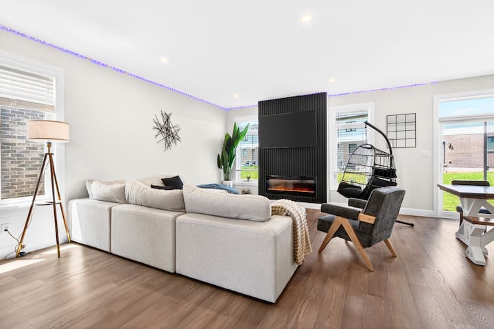 Upscale 4 Br | Sleeps 14 | 4 Ensuites | Parking - London